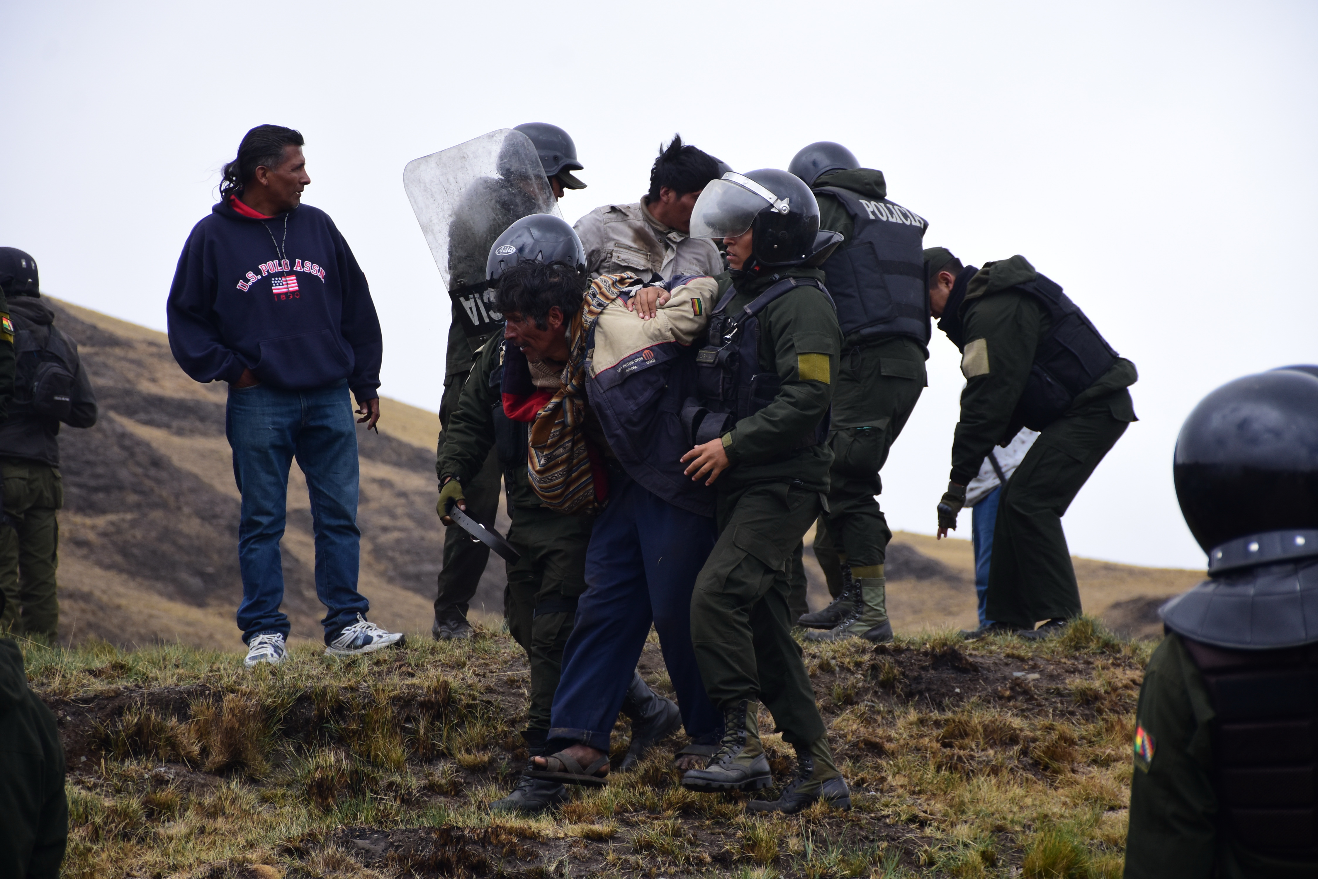 Enfrentamiento Entre Pobladores Y Policías Agrava Conflicto Por El Agua