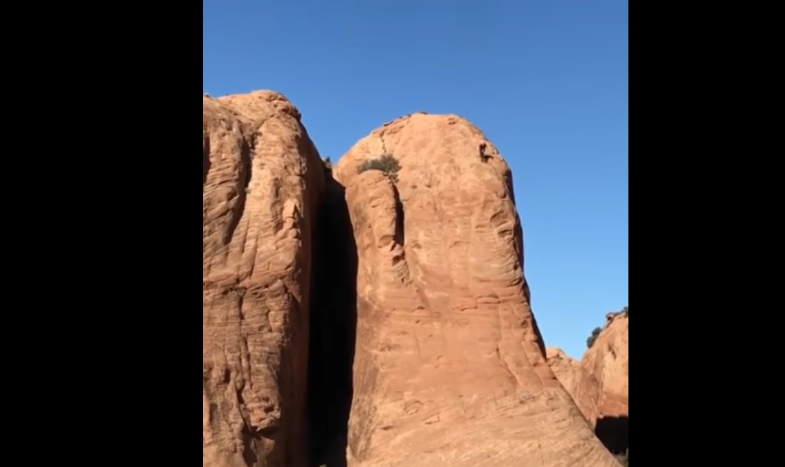 Un hombre realiza un impresionante descenso vertical en bicicleta | Los ...