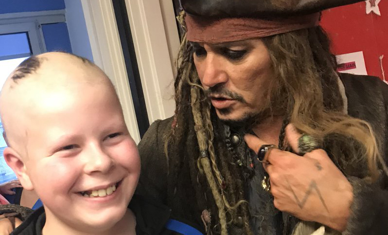 Johnny Depp se viste como Jack Sparrow y sorprende a niños con cáncer ...