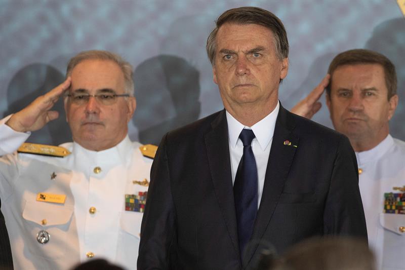 Bolsonaro excluye los fusiles, pero mantiene liberado el porte de ...