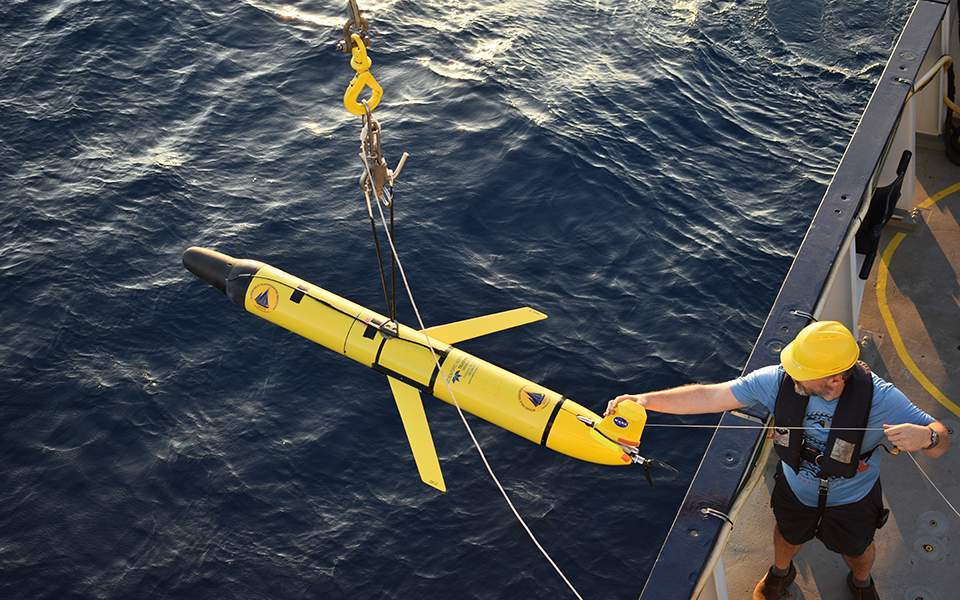 La NASA prueba vehículo espacial en los abismos de isla griega de ...