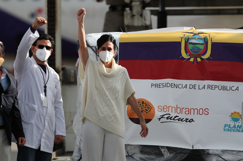 Ecuador recibe con honores primera remesa de vacunas Pfizer contra la ...