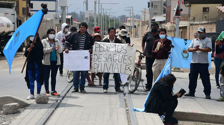 Se inicia acto de inauguración del tren en medio de protesta de vecinos ...