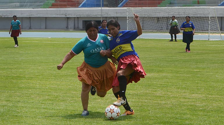 Mujeres de pollera dejan sus quehaceres por unos días para jugar torneo ...