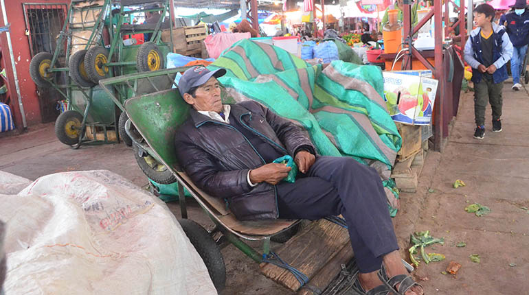 Unos 600 carretilleros se abren paso entre el caos y un mar de ...
