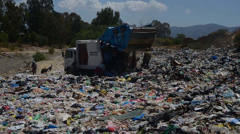 Tarata convierte un río en su botadero; Tolata y Arbieto hacen un mejor ...