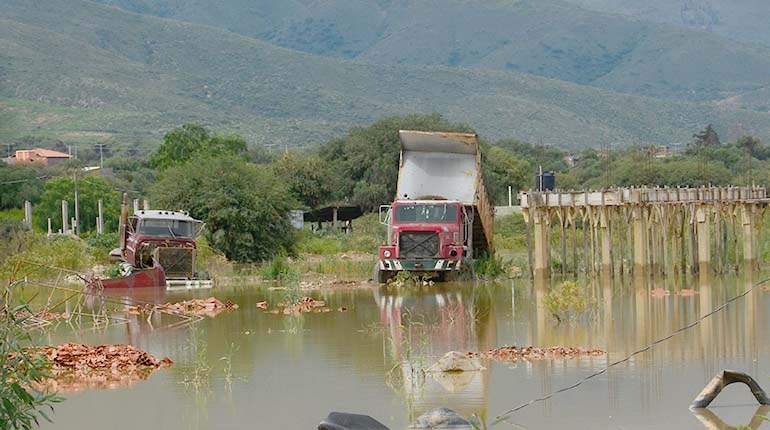 Desborde de dos ríos anega una planta de aguas negras y el botadero de ...