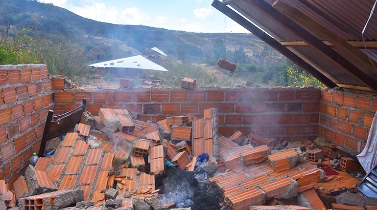 Avasalladores atacan con bazucas artesanales y dinamitas en Caico | Los ...