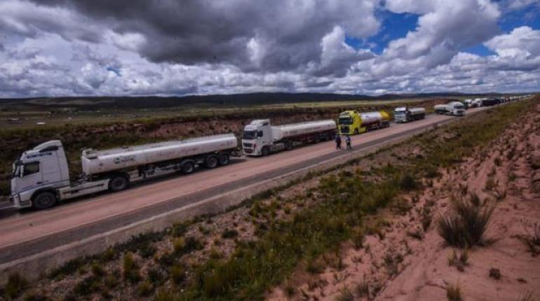 Persiste el bloqueo hacia Desaguadero y Gobernación dice que la doble ...