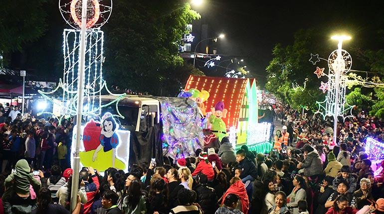 La Magia Del Desfile Navideño Encanta A La Zona Central Con Carrozas Y